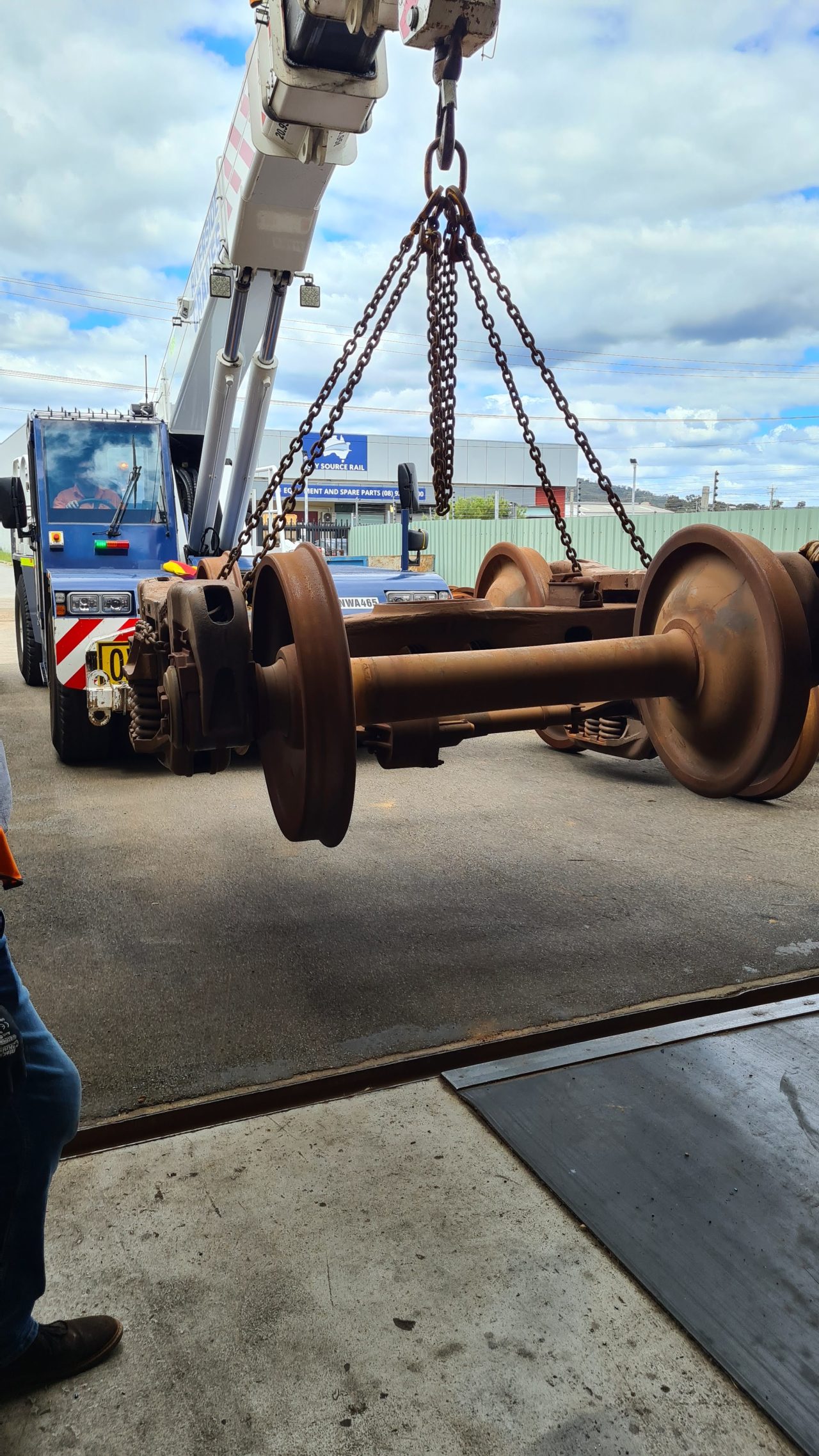 BHP Bogies Craned into Midvale Wheelshop - Key Source Rail